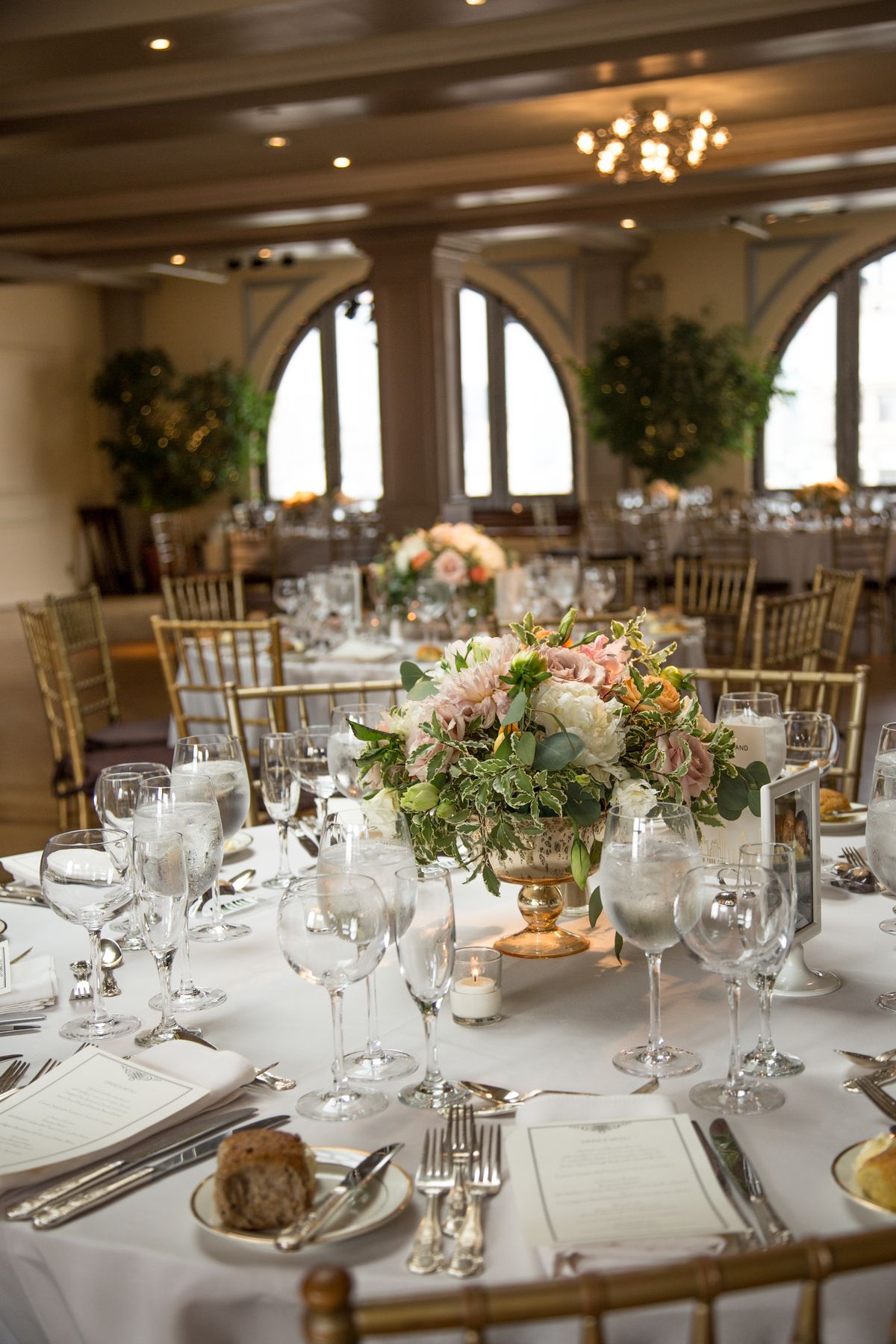 Meghan & Kevin – Quicksand Garden Rose Juliet Rose Dahlia Lisianthus ...